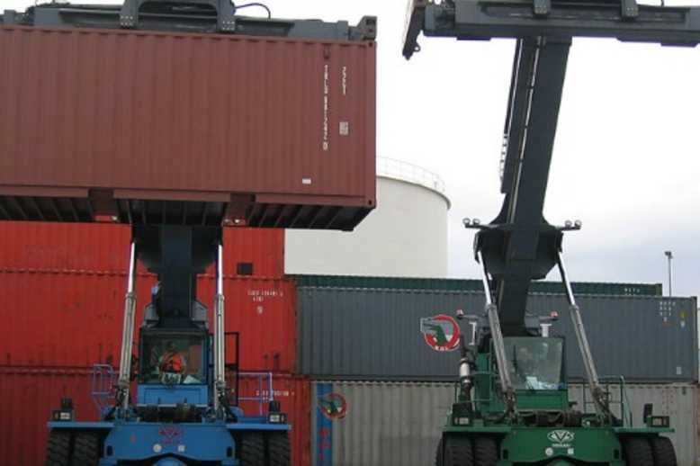 World's first hybrid reach stacker comes to the UK | Logistics | Supply ...